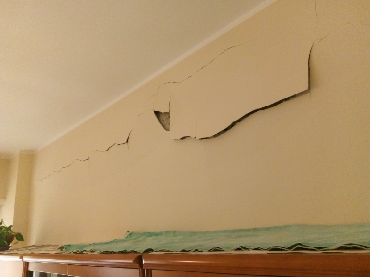 Distacco intonaco pareti divisorie interne.