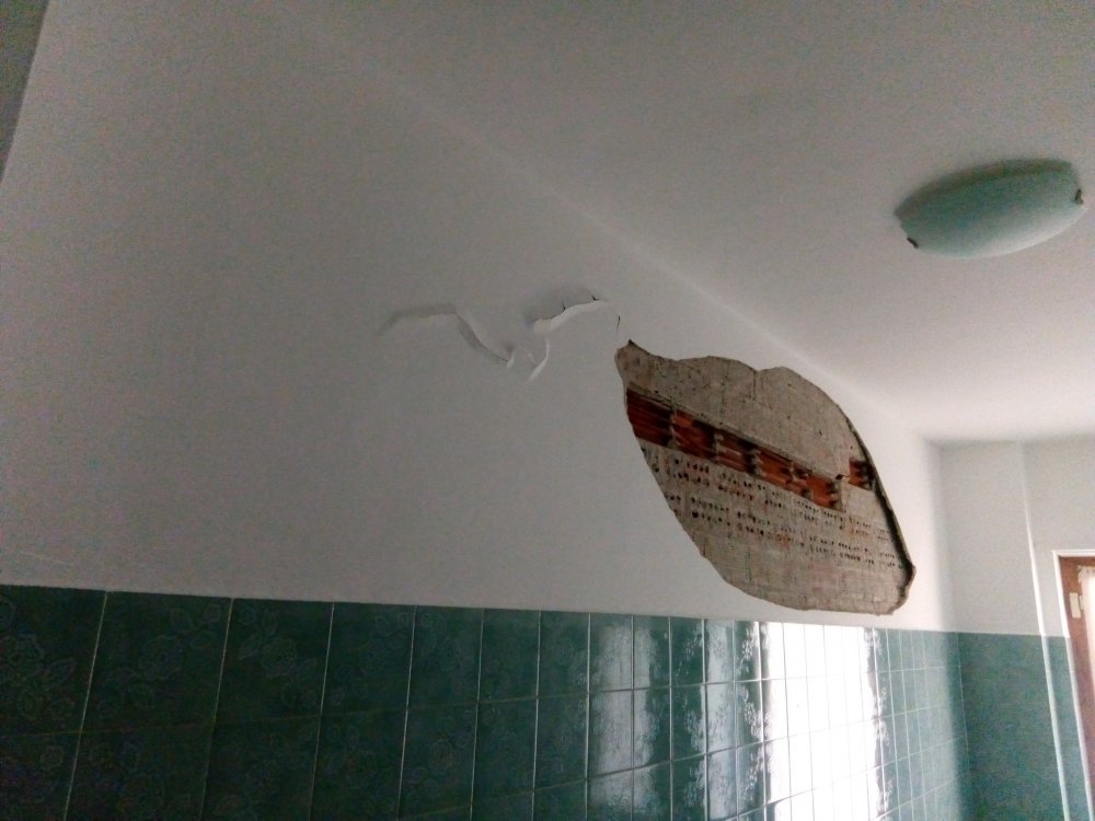 Distacco intonaco pareti divisorie interne.