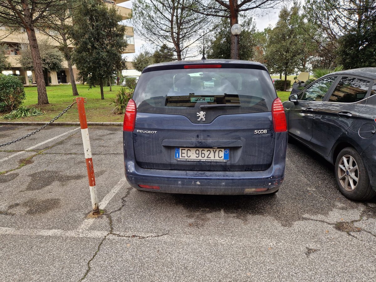 Posti auto privati recintati con paletti e catene ai limiti