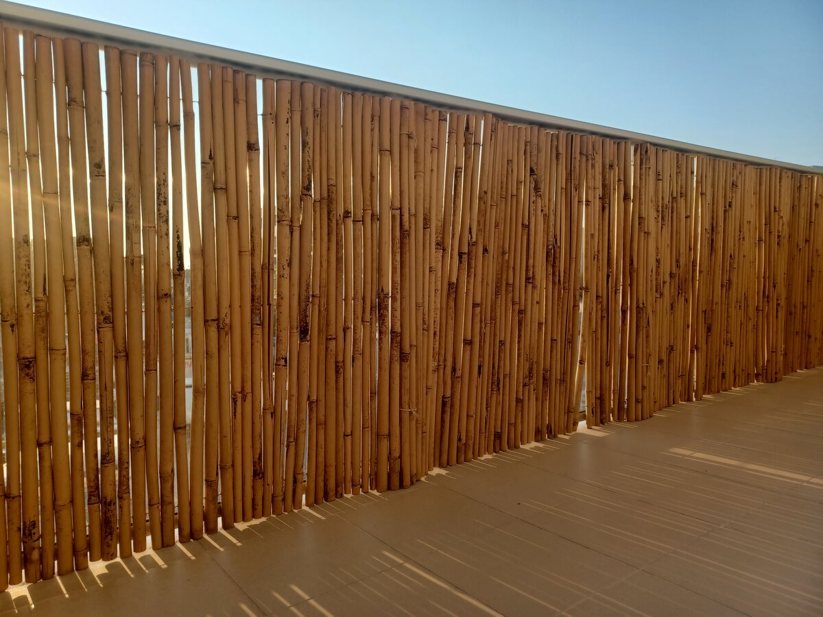 Balconi e privacy, si possono utilizzare le arelle in bamboo