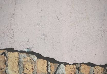 Se si stacca l'intonaco dopo il rifacimento paga l'impresa edile