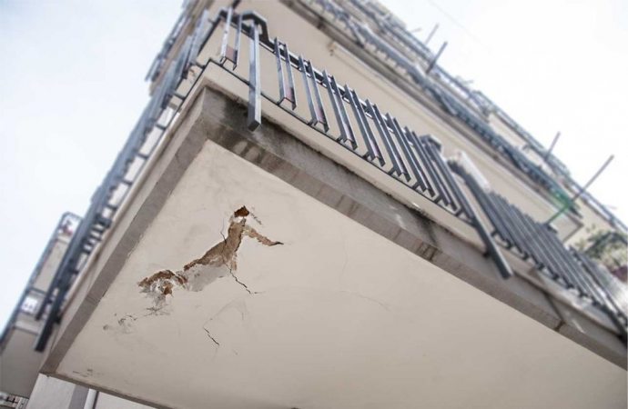 Distacchi di intonaco a causa di lavori svolti non a regola d'arte.