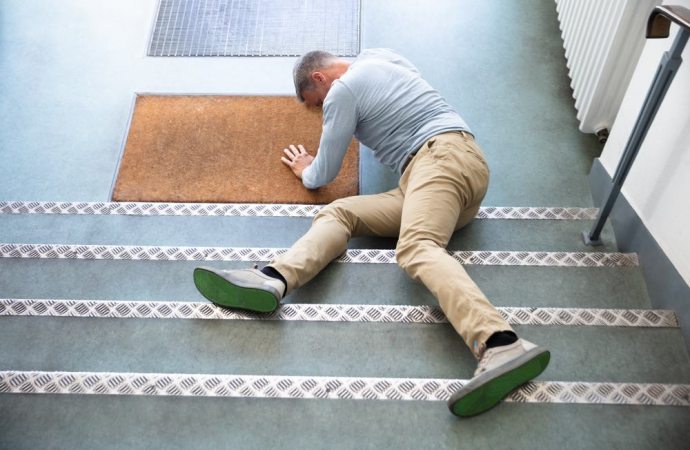 Persona Grassa Che Cade Dalle Scale