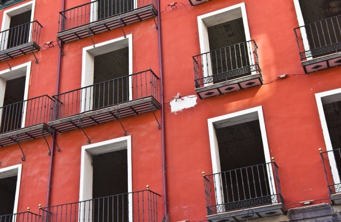 Il distacco dell'intonaco dal parapetto del balcone causato dal gelo è ...