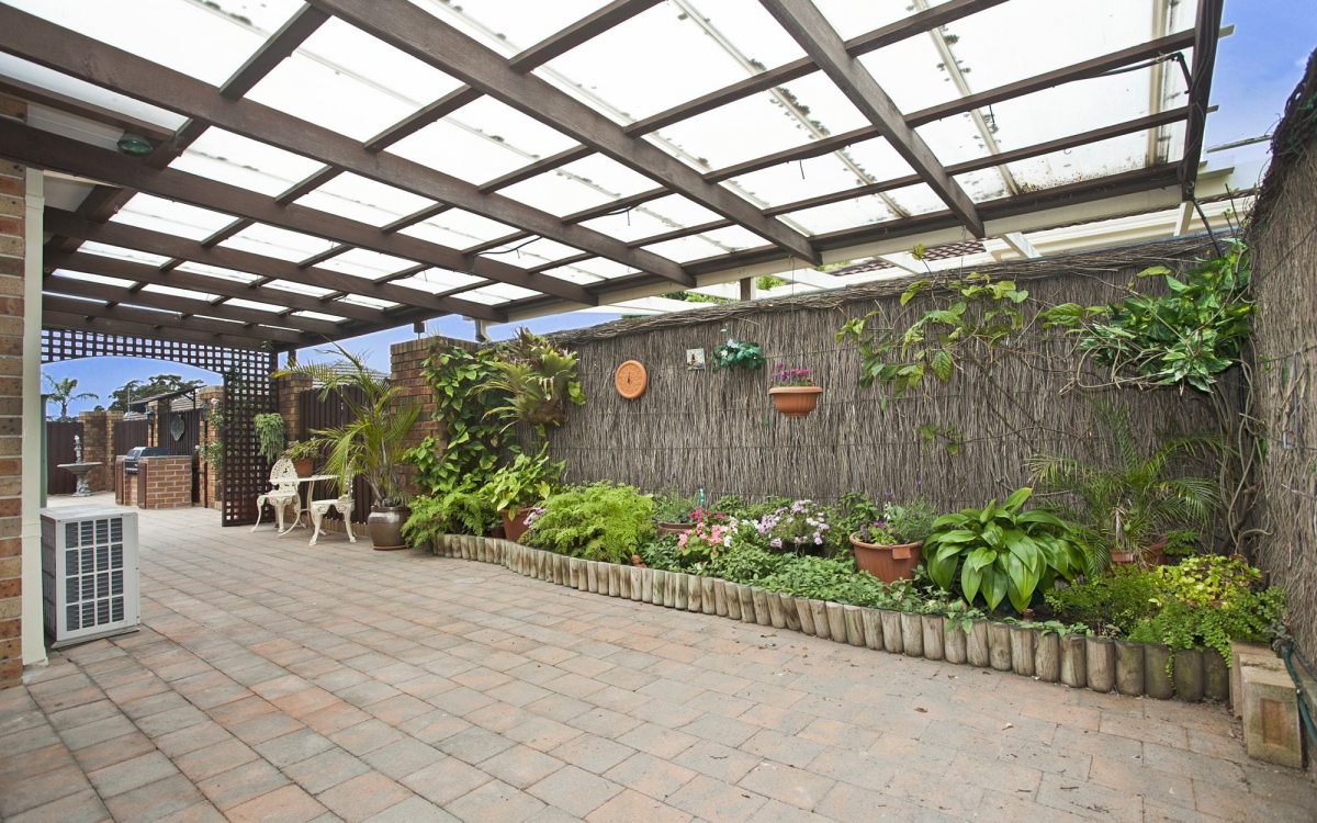 Va rimossa la veranda sul lastrico solare dell'edificio adiacente?