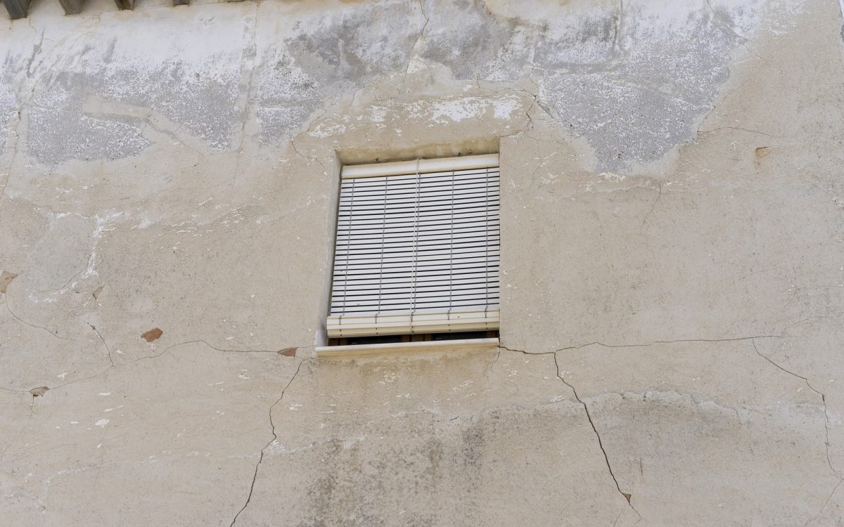 Cavillature, esfoliazioni e fessurazioni dell'intonaco della facciata ...