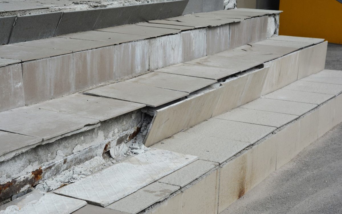 Caduta dalle scale e scalino rotto: due casi recenti